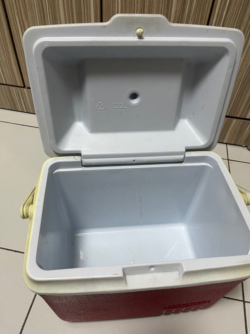 Rubbermaid Red Cooler box/Ice box (10QT/9.5L), Everything Else on Carousell