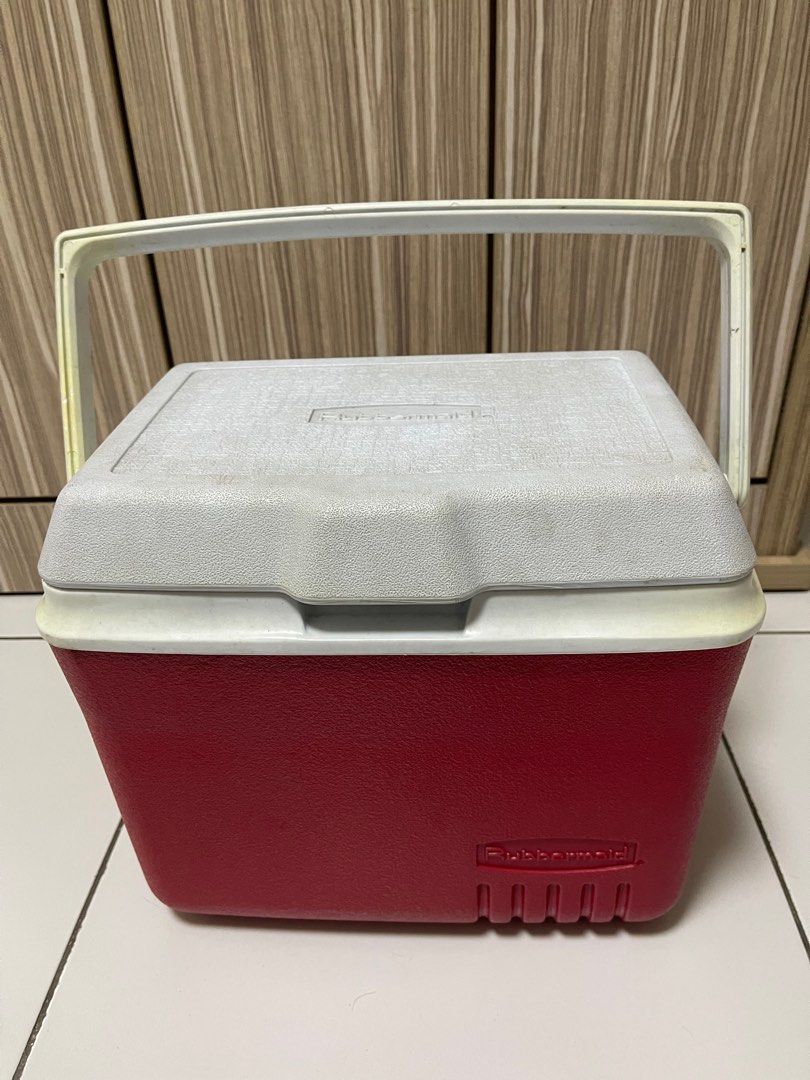 Rubbermaid Red Cooler box/Ice box (10QT/9.5L), Everything Else on Carousell