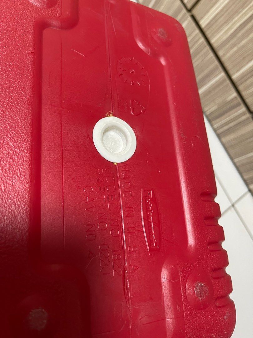 Rubbermaid Red Cooler box/Ice box (10QT/9.5L), Everything Else on Carousell