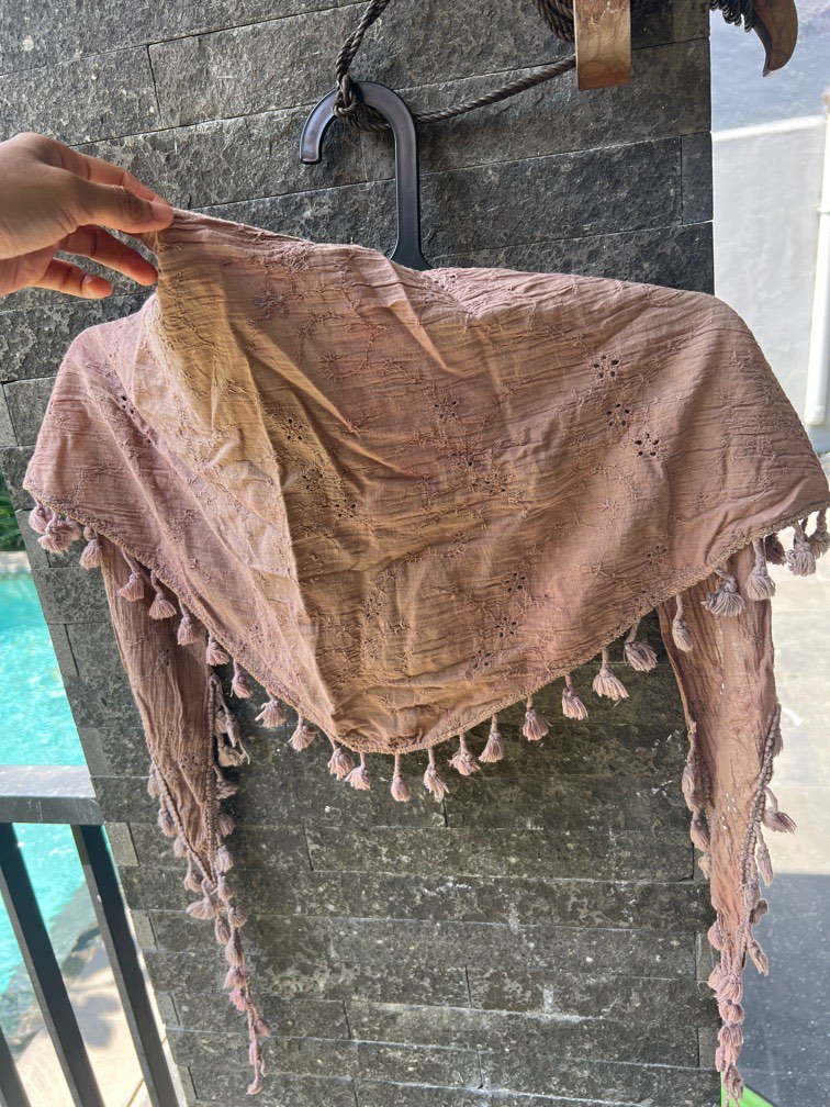 Syal segitiga, Fesyen Wanita, Aksesoris di Carousell