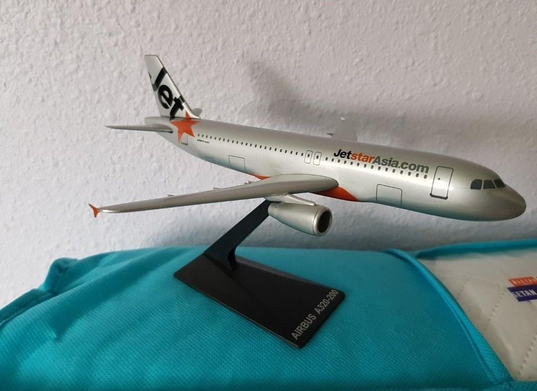 Authentic Jetstar A320 scale model (1 : 200) #MRTPunggol, Hobbies ...