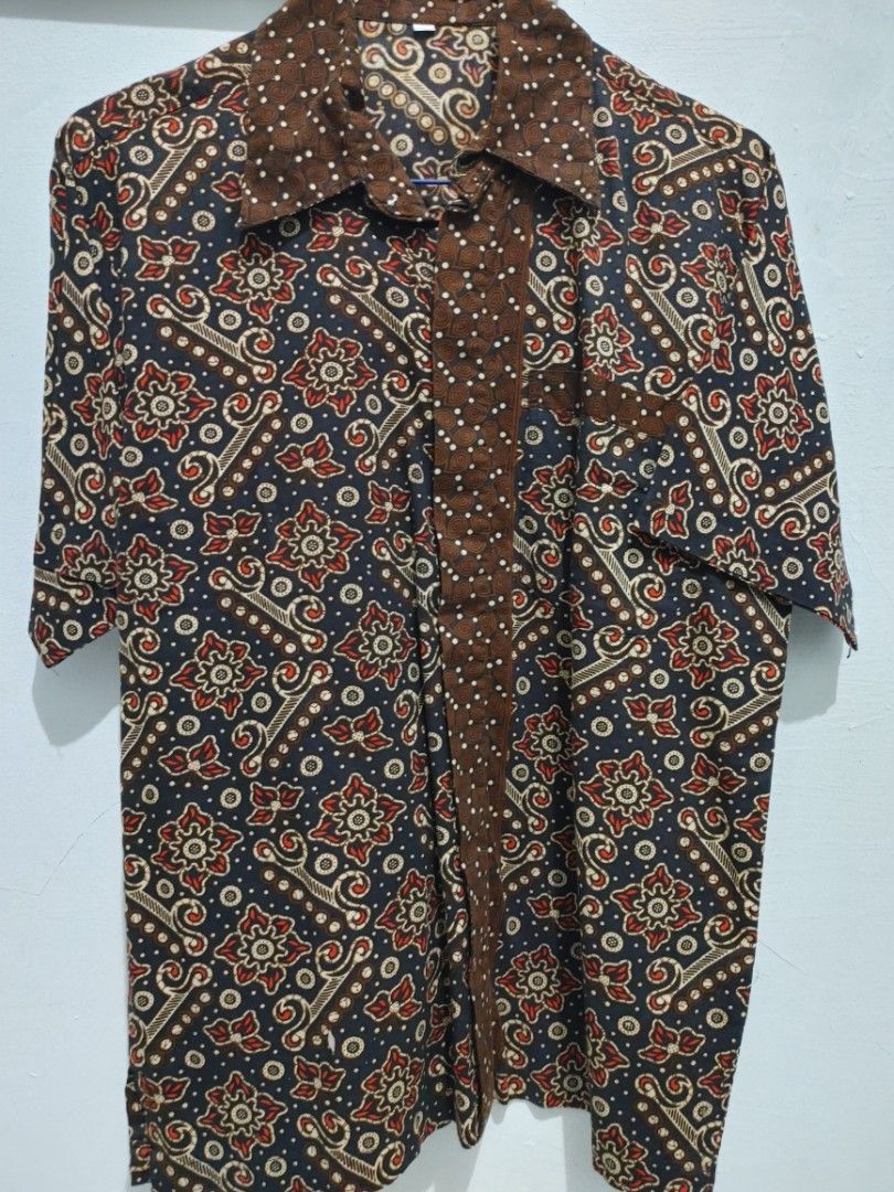 Batik tangan pendek, Fesyen Pria, Pakaian , Atasan di Carousell