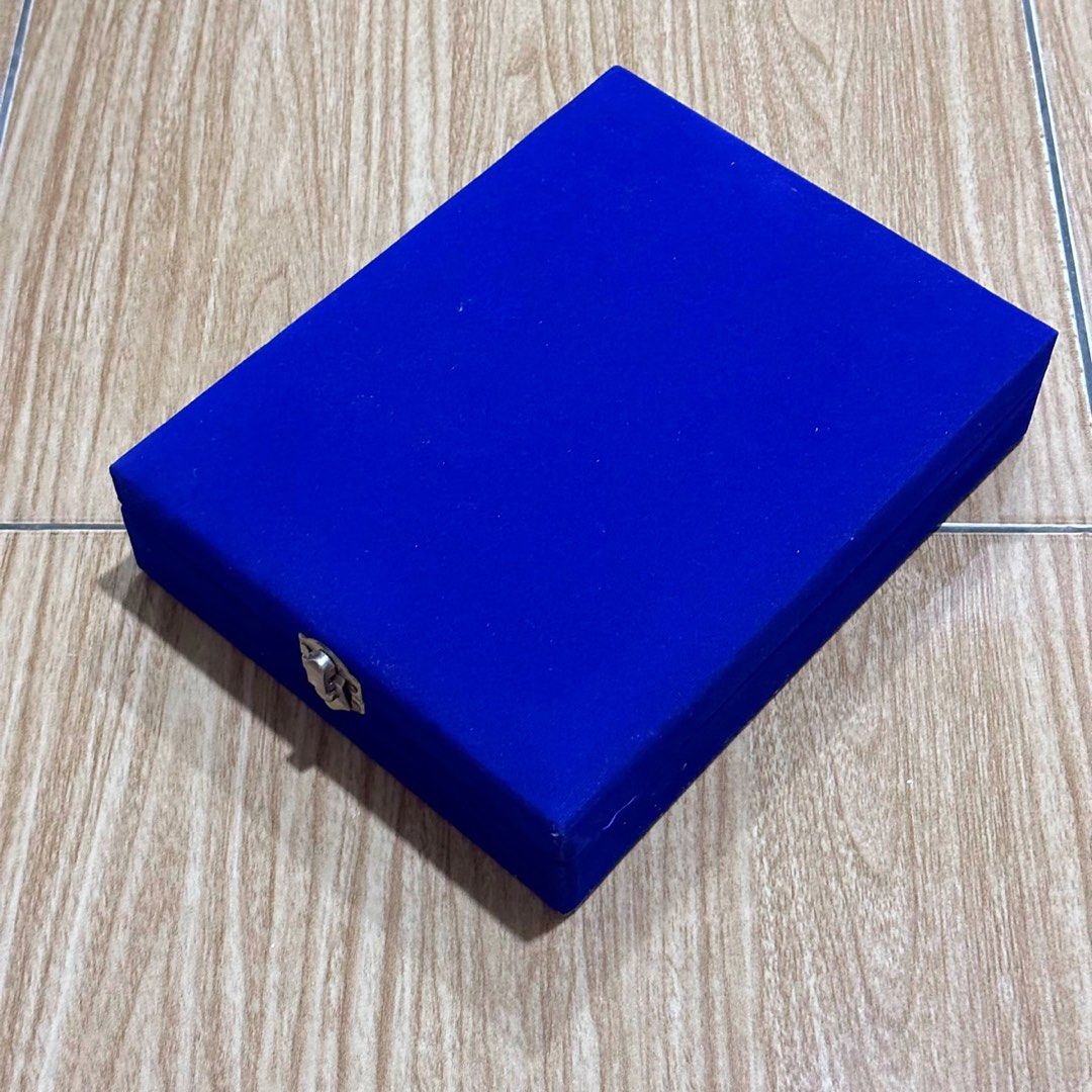 Box beludru Plakat Biru Navy brand new, Toys & Collectibles, Lainnya di ...