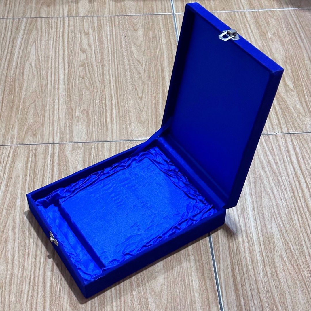 Box beludru Plakat Biru Navy brand new, Toys & Collectibles, Lainnya di ...
