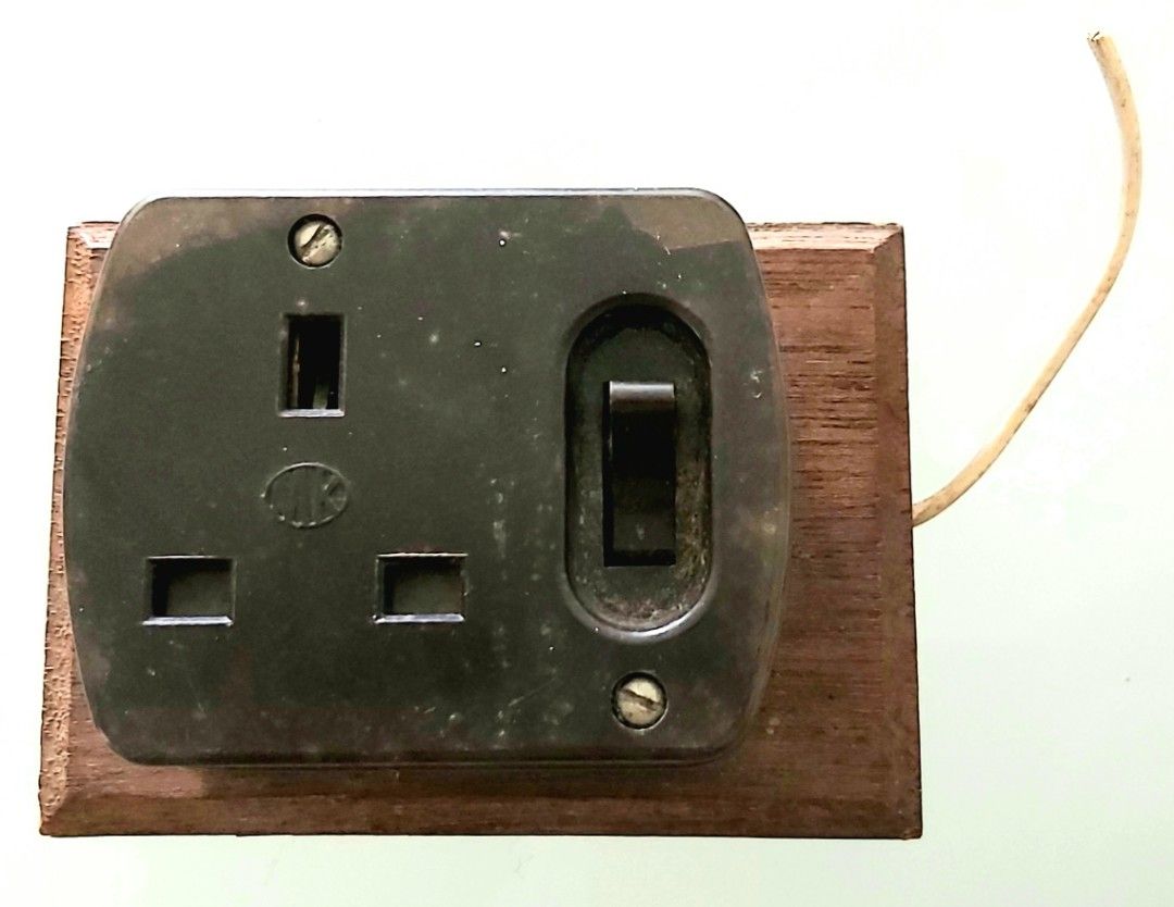 Collectable MK 3-pin plug from the 80s, Hobbies & Toys, Collectibles ...