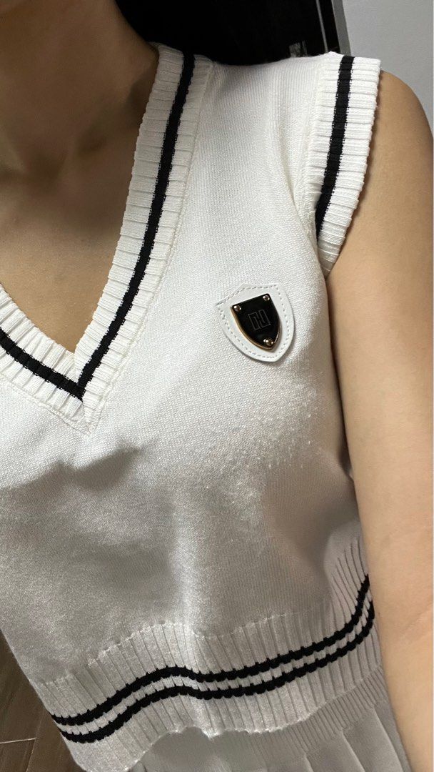 Cropped knit vest, school uniform JK style, Women's Fashion, Tops ...