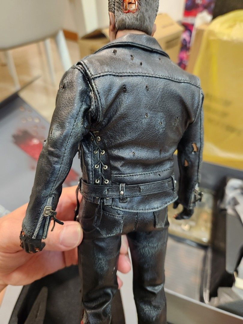 DX13 T-800 Battle Damaged Hot Toys, Hobbies & Toys, Toys & Games on Carousell