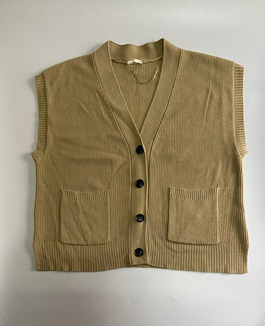 Gu by Uniqlo Vest, Men's Fashion, Tops & Sets, Vests on Carousell