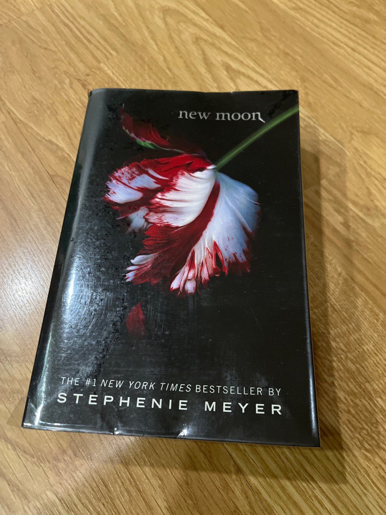 New moon by stephenie meyer, Hobbies & Toys, Books & Magazines, Fiction ...