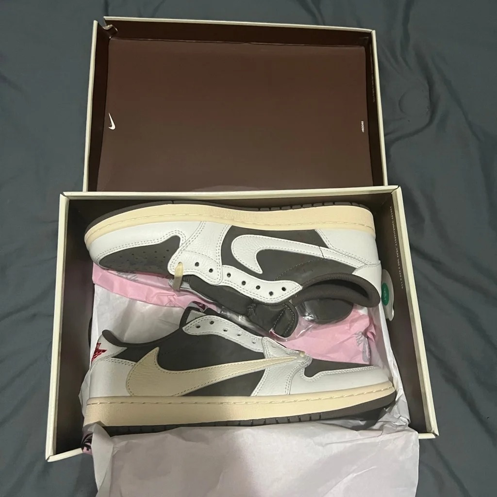 travis scott Jordan 1 low reverse mocha ds, Men's Fashion, Footwear ...