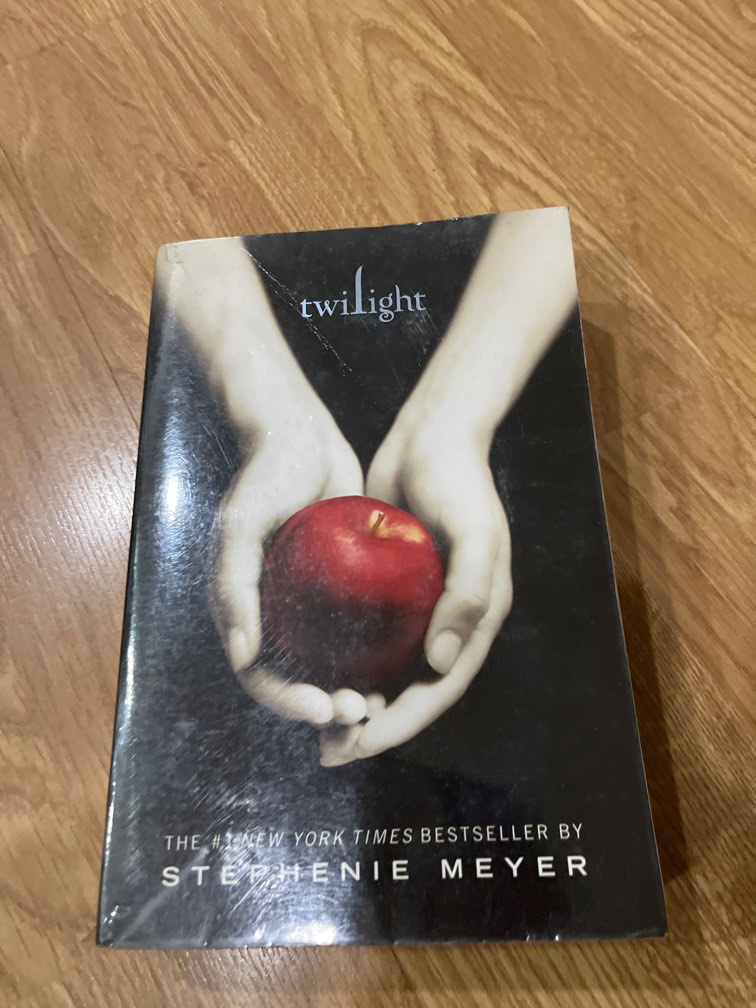 Twilight by stephenie meyer, Hobbies & Toys, Books & Magazines ...