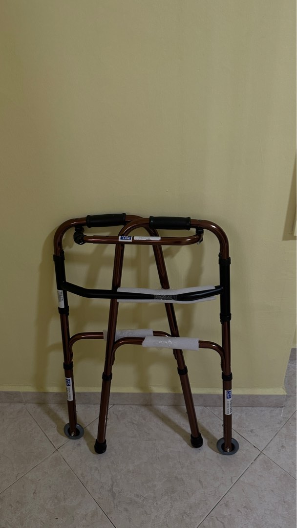 [Like new] Lifeline Walking frame with wheels, Health & Nutrition ...