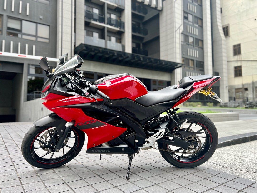 r15v3 red