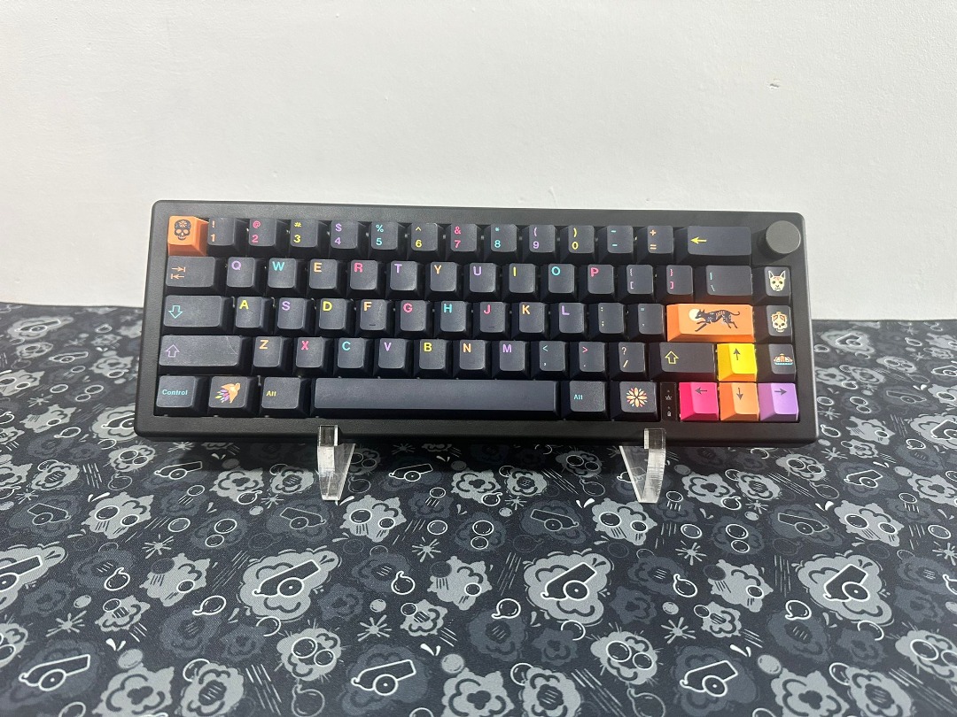 65% Custom mechanical black keyboard with knob, Computers & Tech, Parts ...