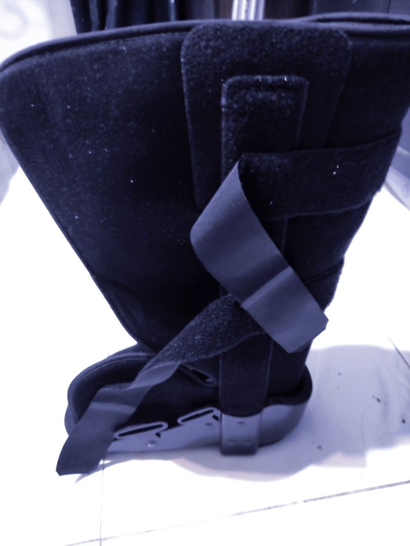 Aircast Walker boot (tall), Health & Nutrition, Assistive ...