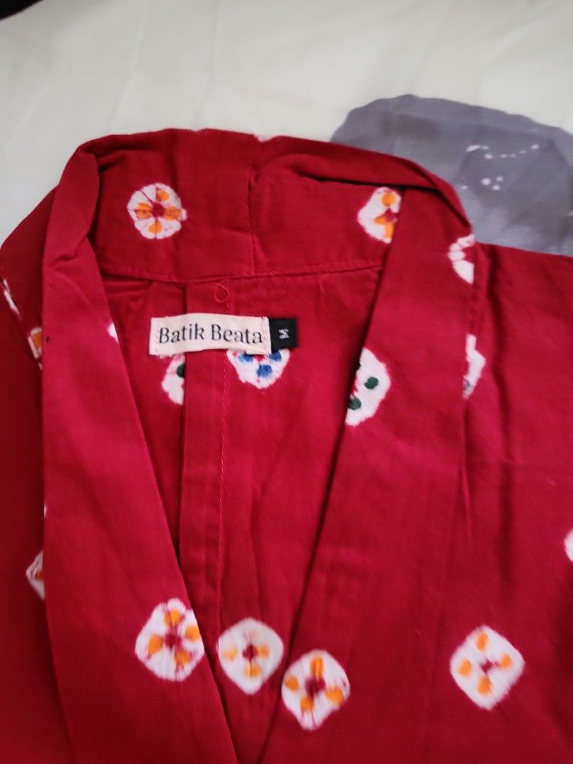 Atasan batik merah putih, Fesyen Wanita, Pakaian Wanita, Atasan di ...