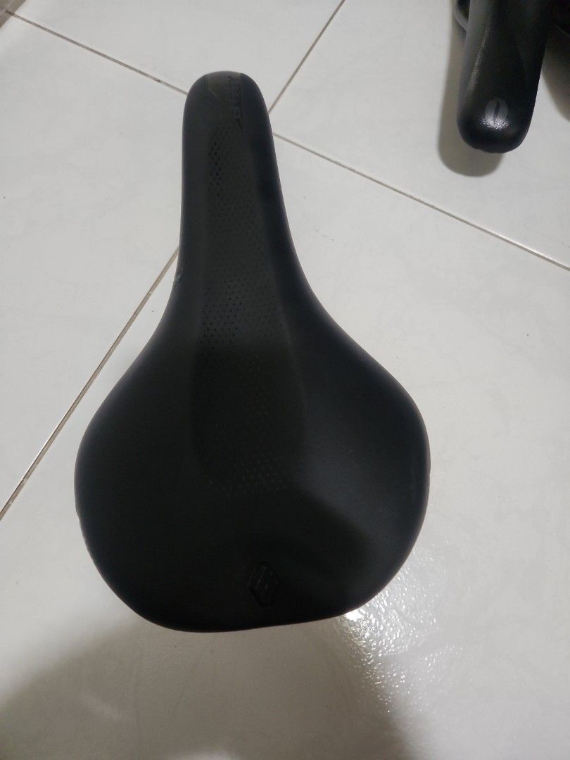 Giant entity saddle, Sports Equipment, Bicycles & Parts, Bicycles on ...