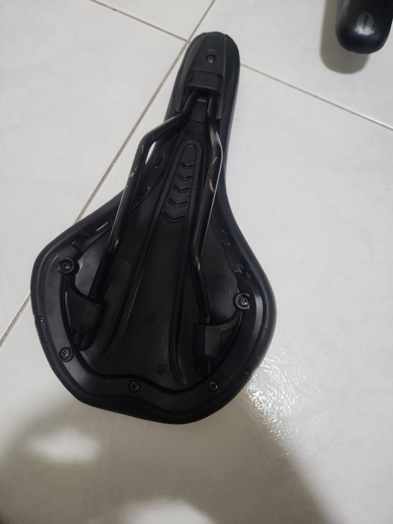 Giant entity saddle, Sports Equipment, Bicycles & Parts, Bicycles on ...