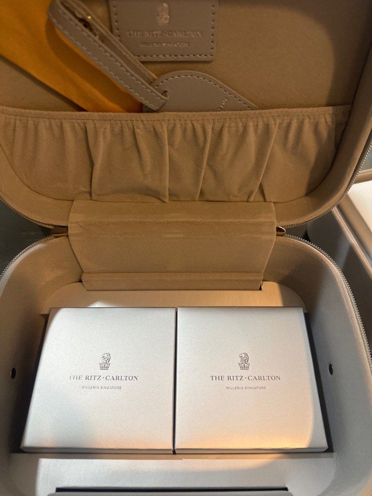 Ready pick up! Ritz Carlton moon cake White Lotus Seed Paste, Food ...