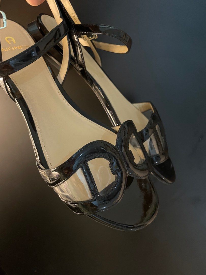 Sepatu sendal aigner branded hitam, Fesyen Wanita, Sepatu di Carousell