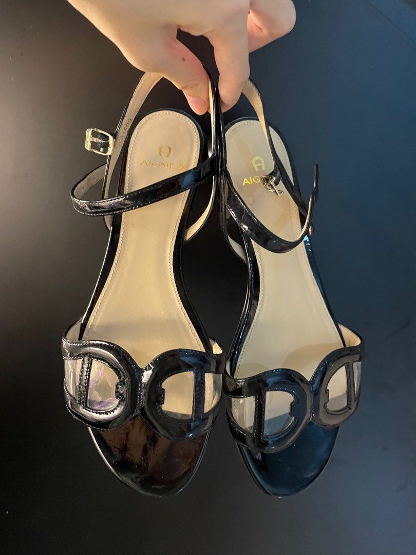 Sepatu sendal aigner branded hitam, Fesyen Wanita, Sepatu di Carousell