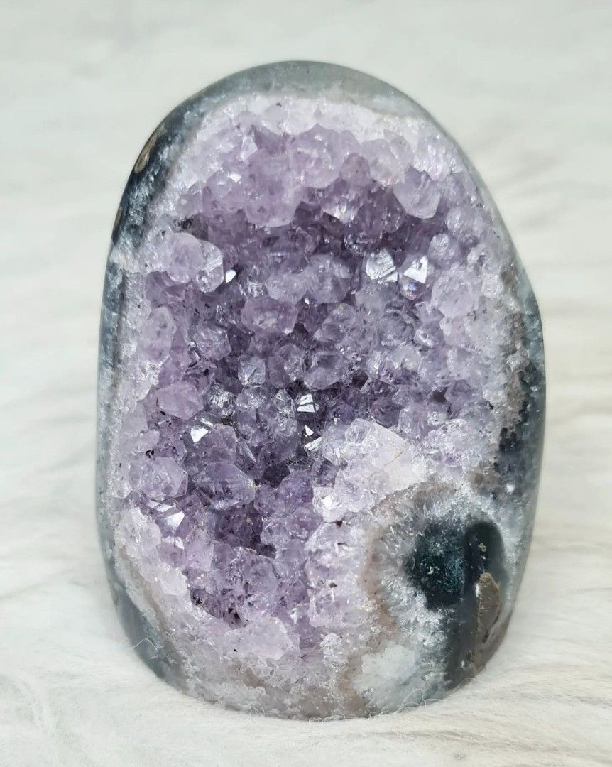 Uruguay Amethyst Geode, Women's Fashion, Jewelry & Organisers, Precious ...
