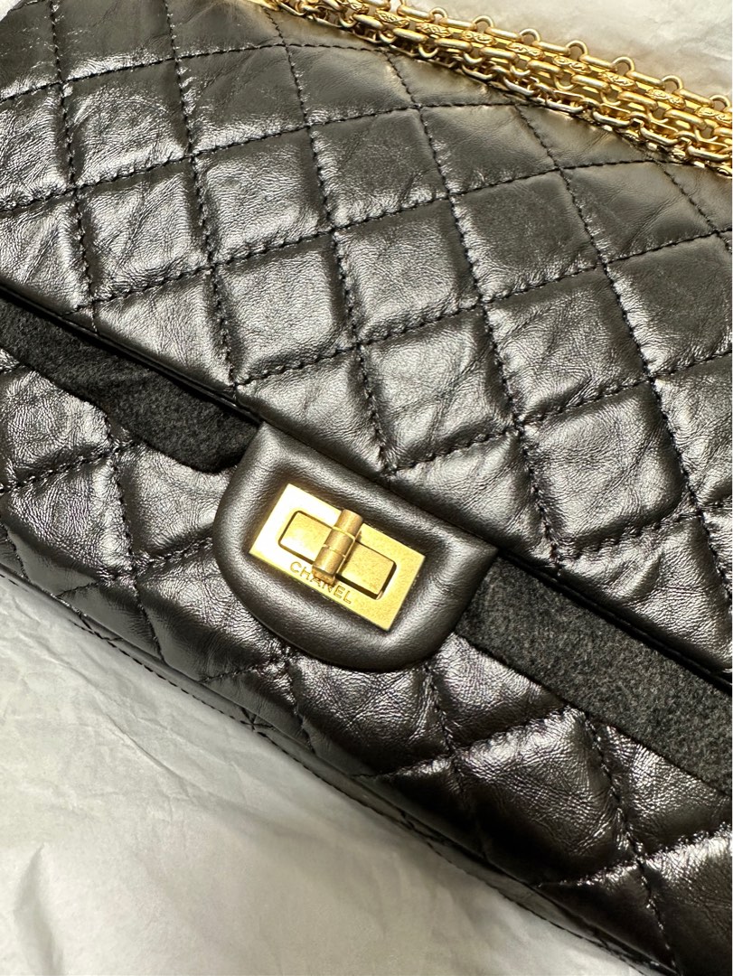 Chanel 2.55 reissue 中 size 黑金, 名牌, 手袋及銀包 - Carousell