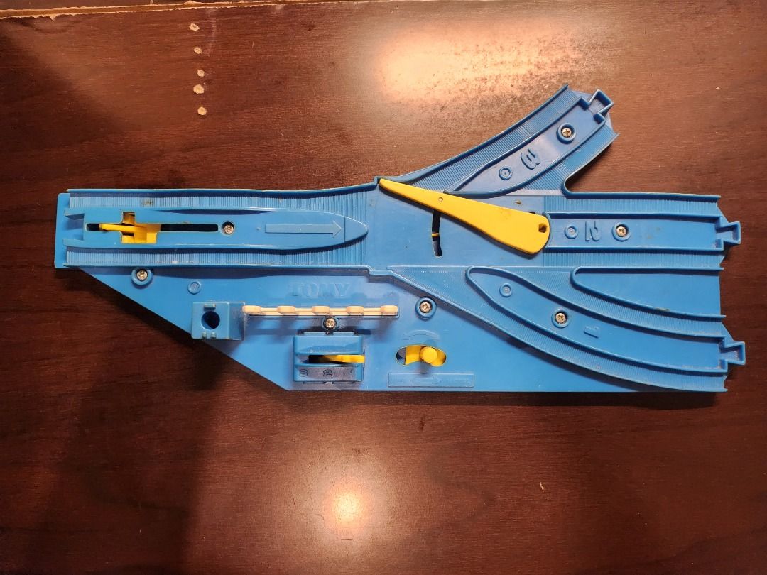 Plarail 三線分岔路 可手動或列車自動操作, 興趣及遊戲, 玩具 & 遊戲類 - Carousell