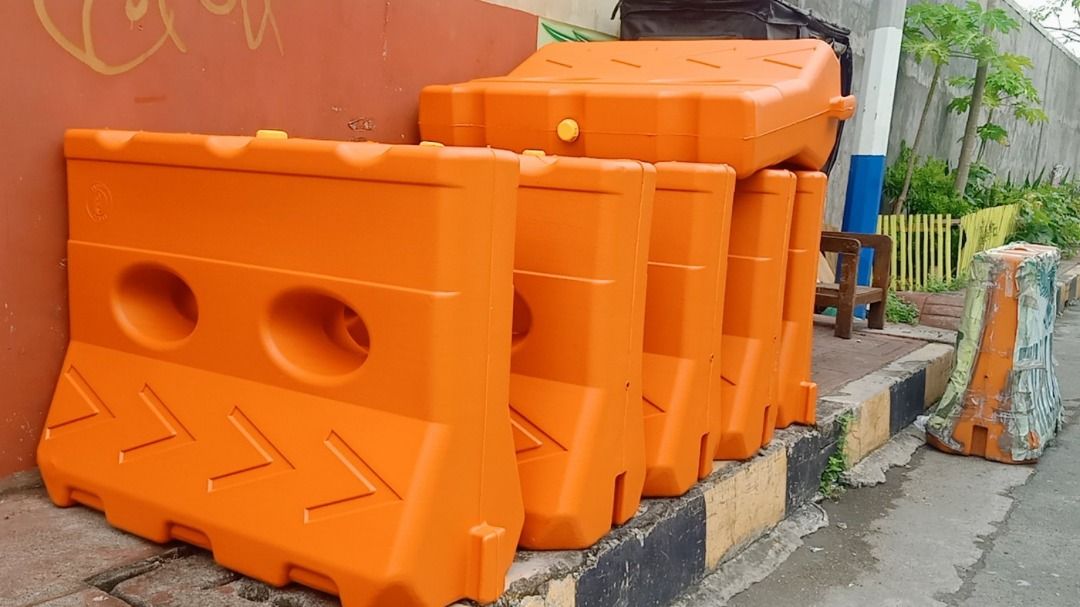 PLASTIC ROAD BARRIER BRB2, Commercial & Industrial, Construction ...
