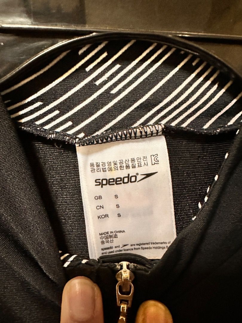 Speedo black rash guard, Women's Fashion, Swimwear, Rash guard on Carousell