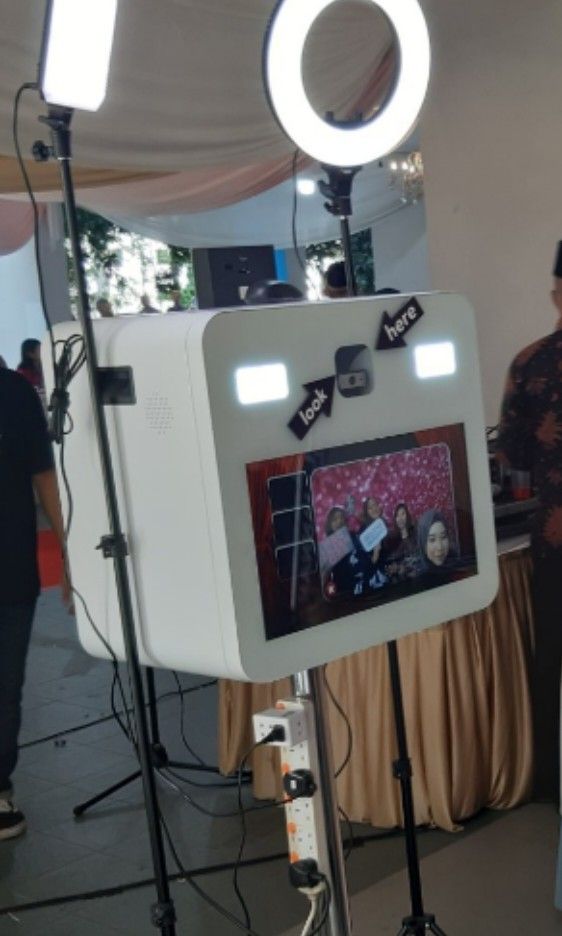 Touchscreen monitor photobooth, Computers & Tech, Desktops on Carousell