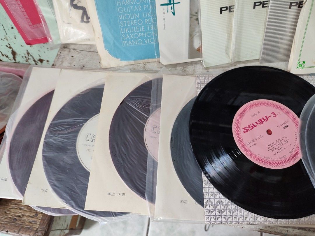 Assorted small vinyl recordings, Hobbies & Toys, Music & Media, CDs ...