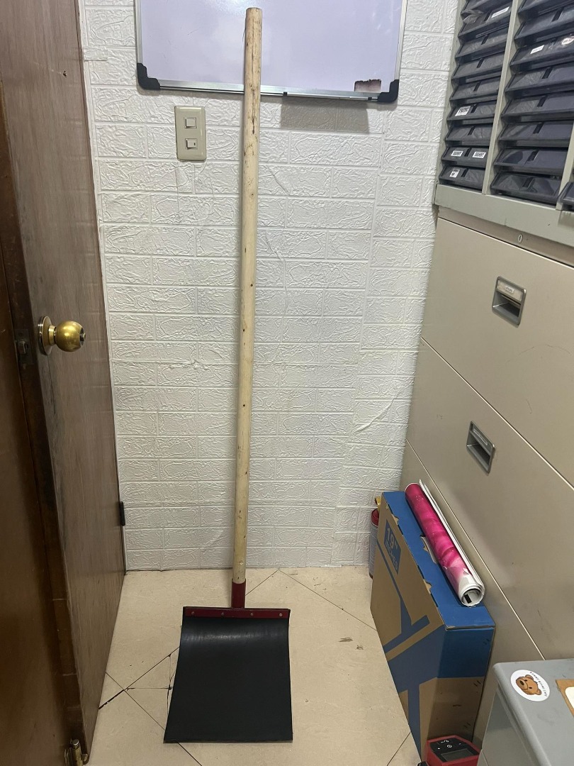 FIRE SWATTER / RUBBER SWATTER WOOD HANDLE, Commercial & Industrial ...