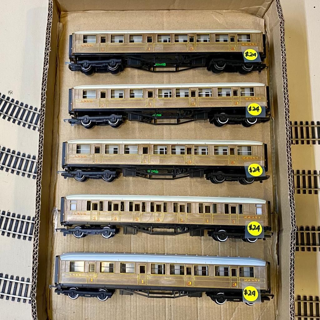 Hornby Trains - LNER Teak coaches, various priced - 00 gauge, Hobbies ...