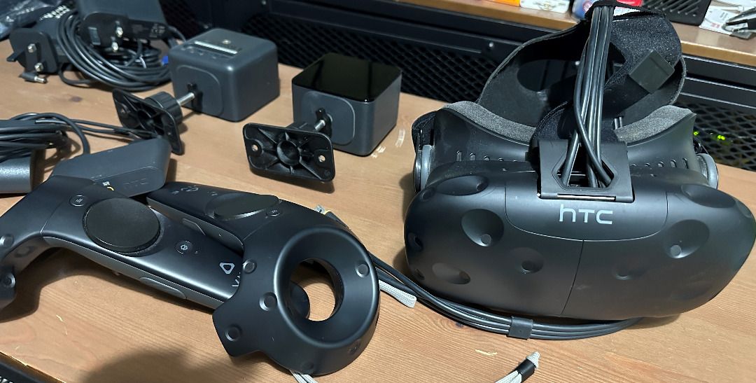 HTC Vive (1st gen). Full kit, no box, works great., 電子遊戲, 遊戲機配件, VR ...