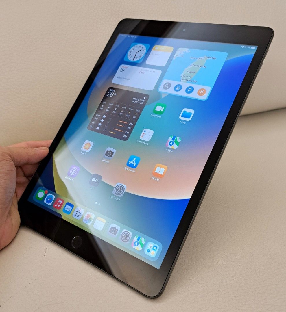 iPad7 32G LTE New battery! 可插卡 附套 全新電池！可搭觸控筆, 手機及配件, 平板電腦, 平板電腦 - iPad在旋轉拍賣