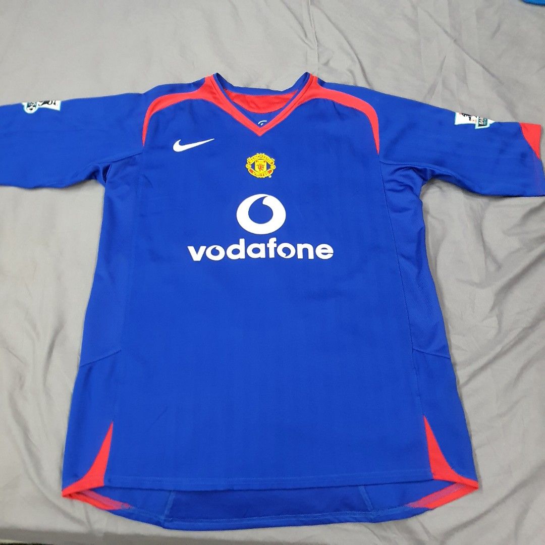 MANCHESTER UNITED VINTAGE 2005/06 AWAY KIT. C/W GABRIEL HEINZE NAMESET ...