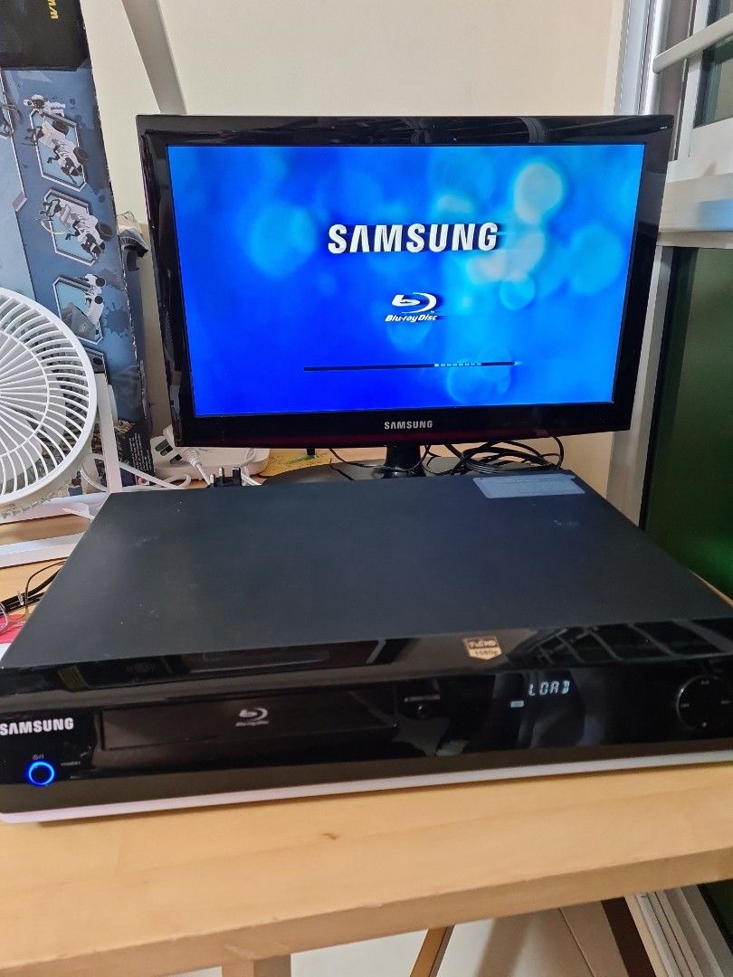Samsung Blu-Ray Disc Player and remote control, TV & Home Appliances ...