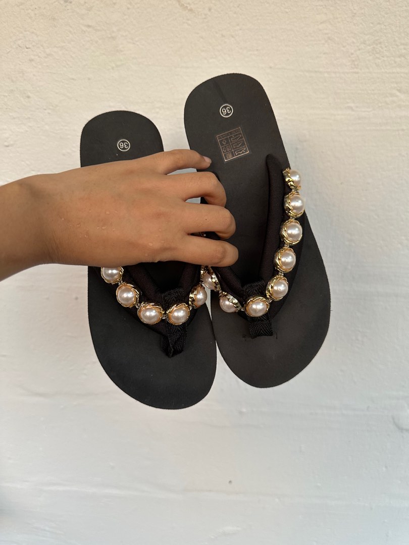 SHEIN Pearl flip flop, Women's Fashion, Footwear, Flats on Carousell