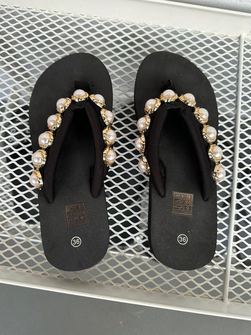 SHEIN Pearl flip flop, Women's Fashion, Footwear, Flats on Carousell