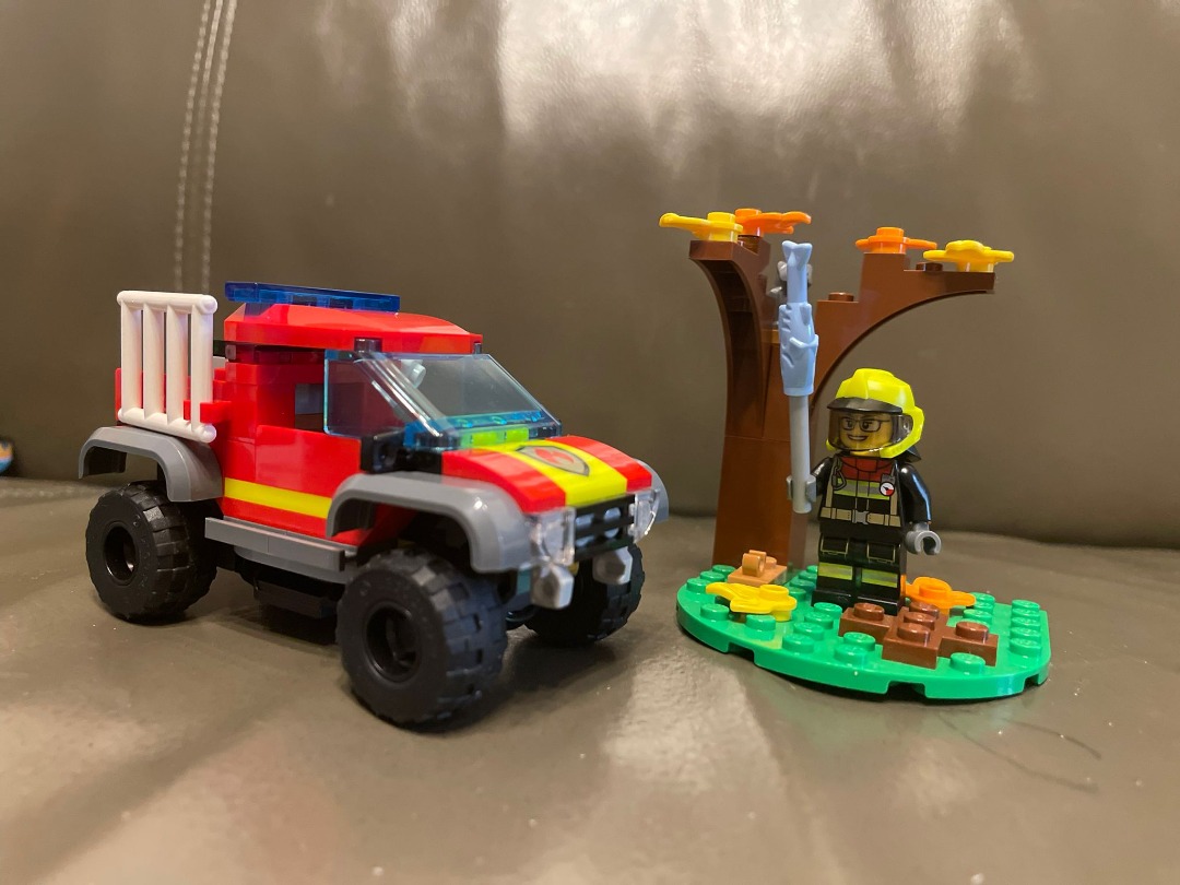 Lego消防車及消防員組合(已砌), 興趣及遊戲, 玩具 & 遊戲類 - Carousell