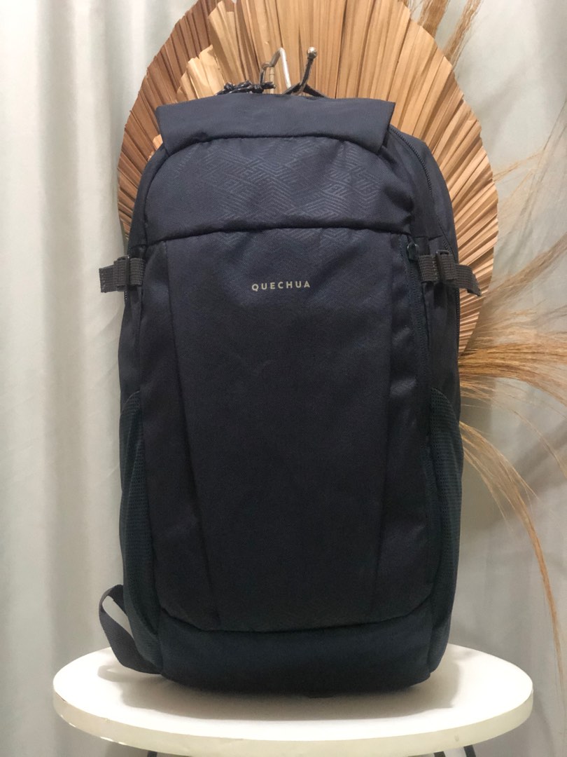 Quechua backpack 20L, Fesyen Pria, Tas & Dompet , Ransel di Carousell