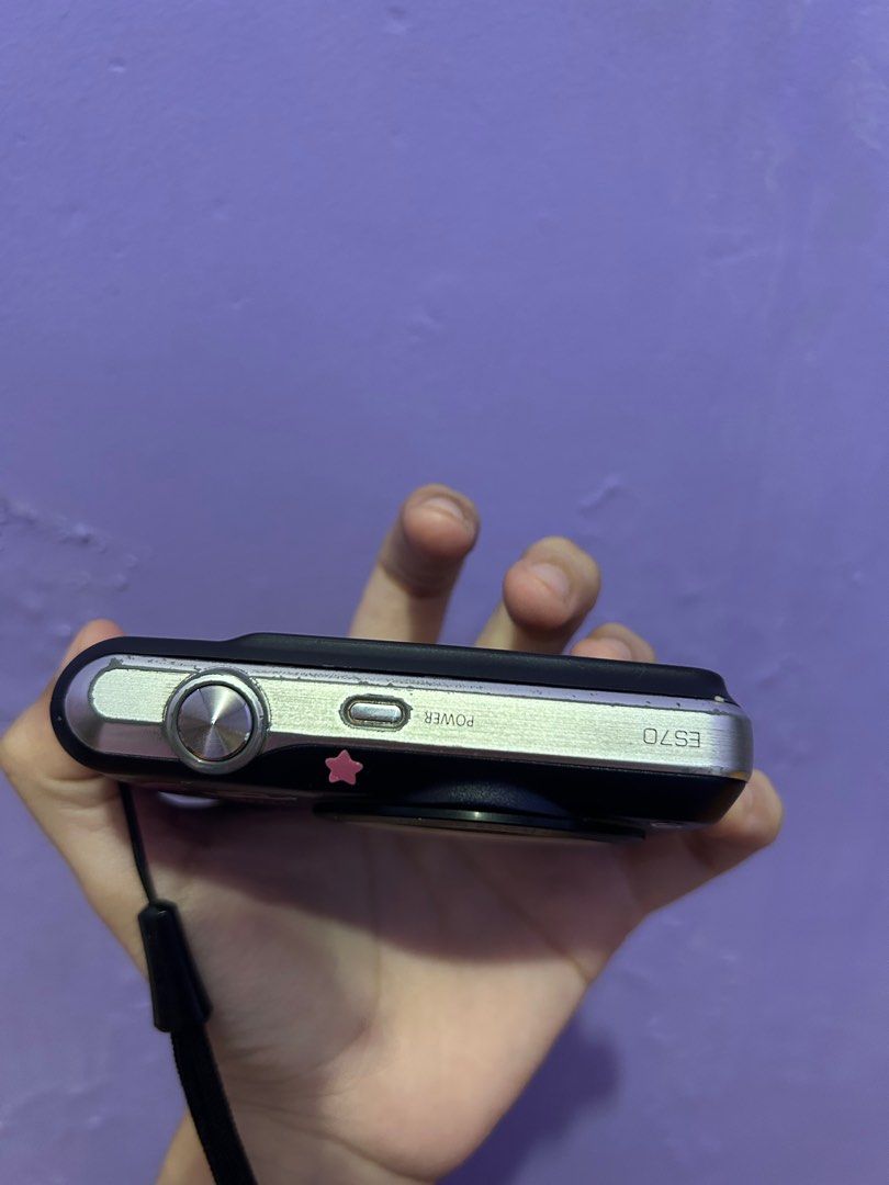 Samsung ES70 Digital Camera, Photography, Cameras on Carousell