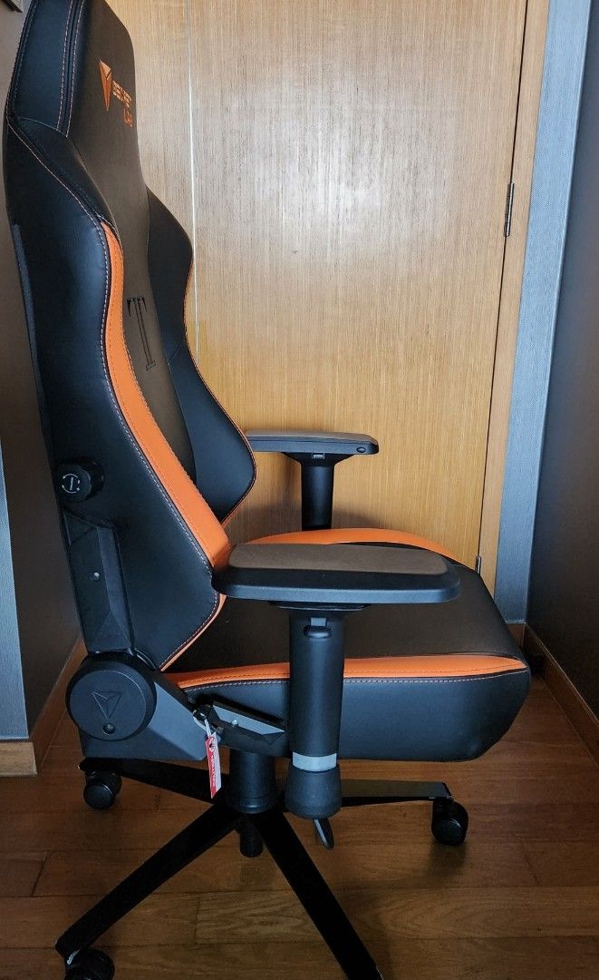 Secretlab Titan Gaming Chair, Furniture & Home Living, Furniture ...