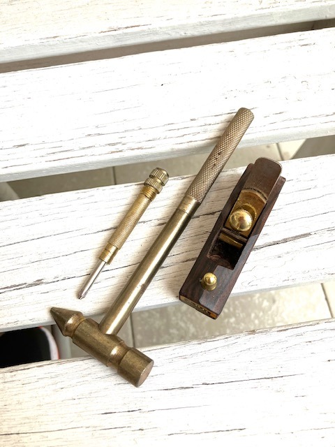 A set of carpenter's hand plane and a brass combi-hammer/screw drivers ...