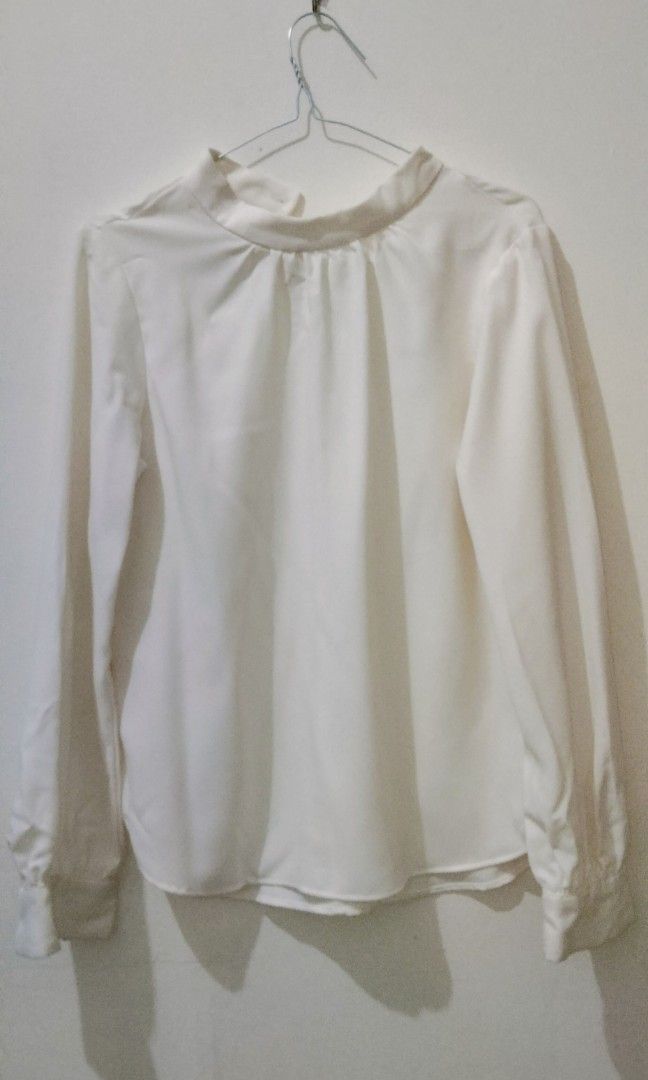 Blouse Warna Putih, Fesyen Wanita, Pakaian Wanita, Atasan di Carousell