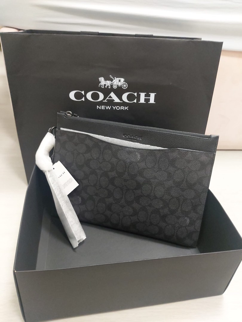 Coach Men's Pouch in Signature Canvas, 男裝, 袋, 腰袋、手提袋、小袋 - Carousell