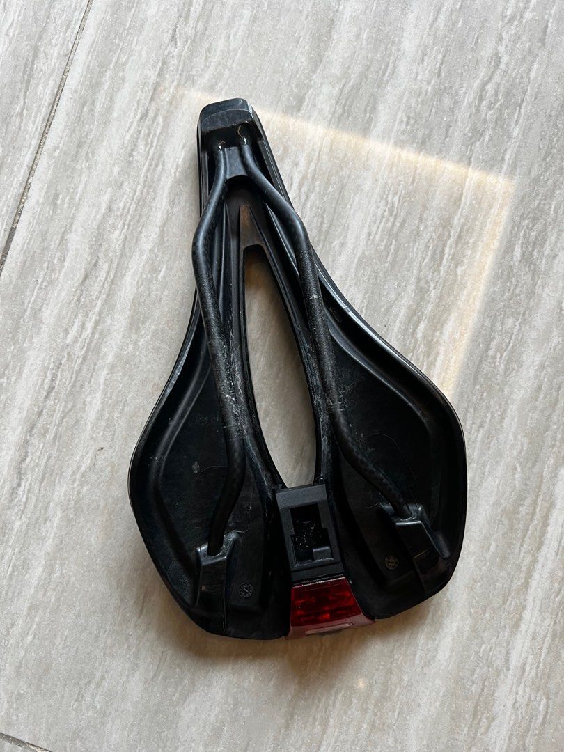 Giant Carbon Rail Saddle + Rear Light, Sports Equipment, Bicycles ...