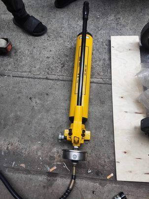 Rch Hollow split Jack, Commercial & Industrial, Construction Tools ...