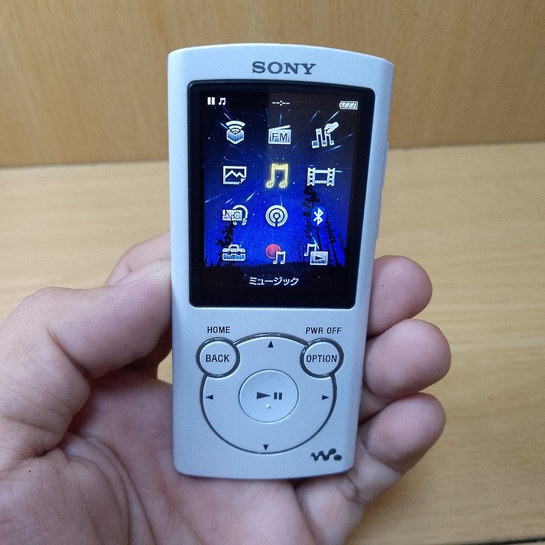 Classic Sony walkman MP3 8gb with Sony speaker, Audio, Portable Music ...